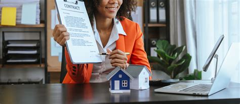 똑똑하게 일하고 아프리카 계 미국인 사업가 여성 일하는 감사 대차 대조표 작업 지시 원가 계산 수익 인식 손익분기 점 분석 이익 잉여금 자본 이득 20 24세에 대한 스톡