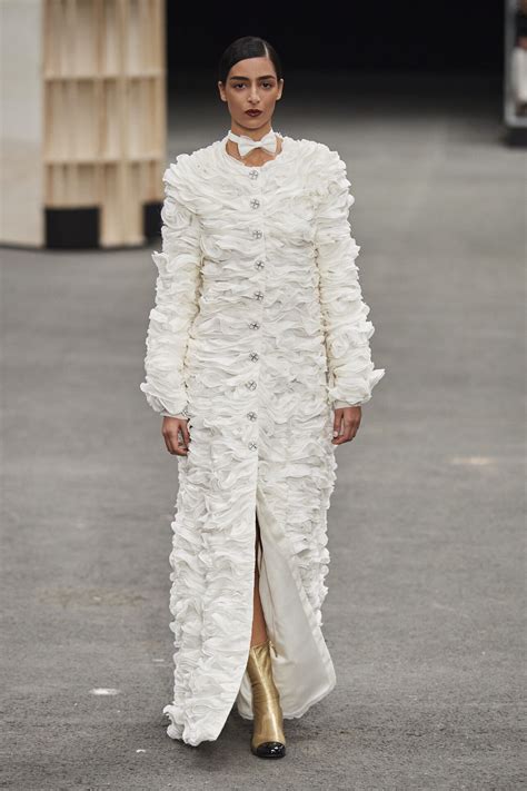 جمال الأزرار النافرة اكتشفي كيف تضفين لمسة ساحرة على إطلالتك مجلة هي