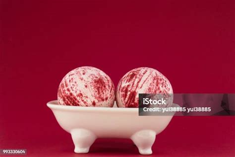 미용 목욕 폭탄입니다 밝은 빨간색 Backgroundnatural 채식주의 유기농 바디 화장품에 세라믹 욕조에 스트라이프 목욕