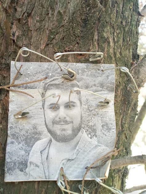 თბილისის ერთ ერთ სასაფლაოზე მოქალაქემ აღმოაჩინა ბიჭის ფოტო რომელსაც თვალებში ქინძისთავები აქვს