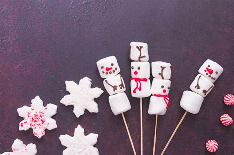 마 시 멜로 눈사람 그리고 뜨거운 Chocate 음료를 위한 막대기에 Raindeer 0명에 대한 스톡 사진 및 기타 이미지 0명 고명 마시멜로 Istock