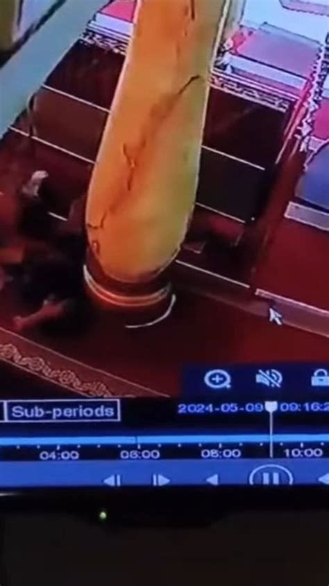 Dua Pria Terekam Cctv Mesum Di Masjid