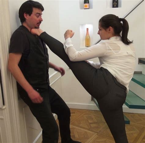 Sexy Karate Girls Kicking Inicio