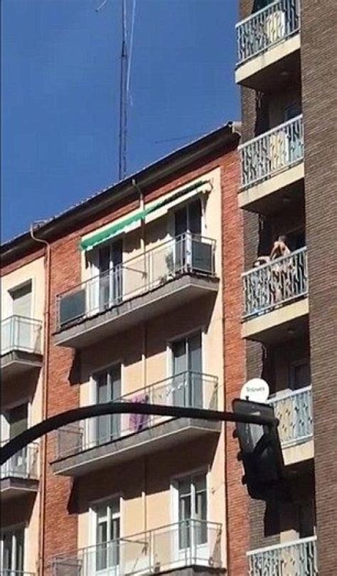 Страстна двойка прави секс на балкон посред бял ден пуснаха ги даже по телевизията