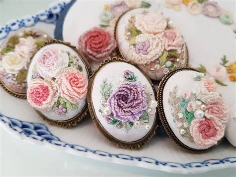 Instagram의 프랑스자수🌿별헤는자수님 오늘의 주인공은 보라🙋‍♀️🔮🍆🍇브로치는 맘만 먹으면 앉은자리에서 완성가능해요디자인실색상고르는 시간빼고😅~자수는 대부분