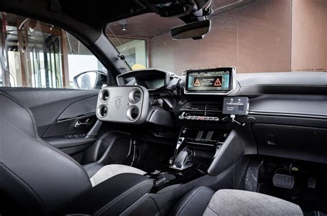 Le Volant Rectangulaire De Peugeot Est Une Expérience Unique
