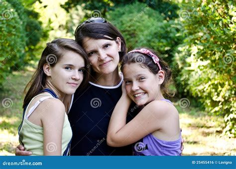 Madre Y Sus Hijas Foto De Archivo Imagen De Gente Feliz 25455416