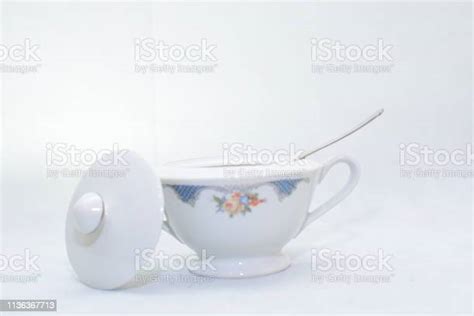 흰색 배경에 고립 된 우아하고 전통적인 뜨거운 음료 컵의 모의 업 디자인 세트 0명에 대한 스톡 사진 및 기타 이미지 0명