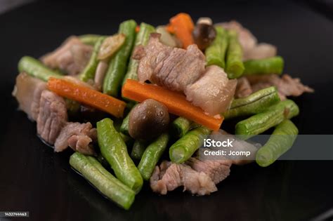 볶은 긴 콩과 당근을 볶고 돼지 고기 배를 넣고 검은 접시에 올려 놓습니다 0명에 대한 스톡 사진 및 기타 이미지 0명 가정용 장비 건강한 식생활 Istock