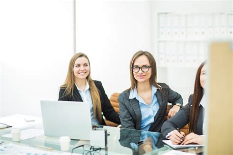 현대 사무실에서 직장에서 새로운 프리젠 테이션을 작업하는 비즈니스 팀 계획에 대한 스톡 사진 및 기타 이미지 계획 교습 기업 재무와 산업 Istock