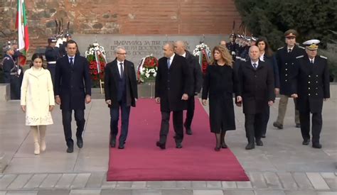 Радев Денков и Терзиев се строиха за водосвета на бойните знамена на Богоявление НА ЖИВО