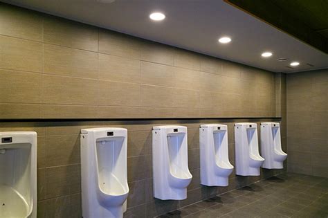 공중 화장실의 소변기 유토이미지 상세페이지 베이직샵 사진 21032062