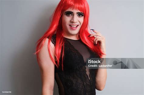 여성으로 옷을 입고 웃고 카메라를 바라보는 성별 유동적인 남성의 초상화 20 29세에 대한 스톡 사진 및 기타 이미지 20 29세 가발 남자 동성애자 Istock