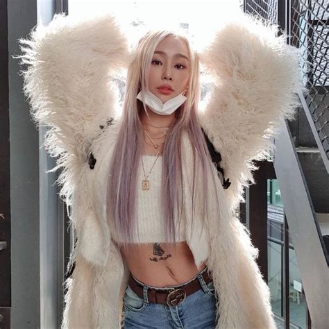 7 Portraits Of Hyolyn Showing Off Tattooed Abs Flooded With Praise