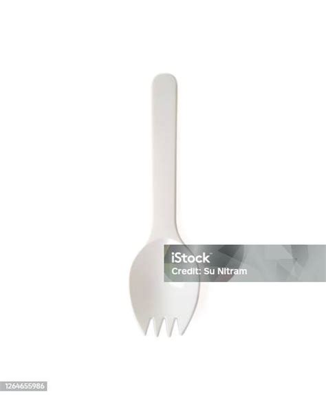 흰색 배경에 고립 된 수직 위치에서 흰색 바이오 재활용 플라스틱 숟가락 포크의 공중 보기 테이크 아웃 칼붙이 1개의 생분해성