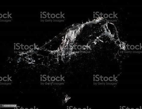 물 모양의 던지기가 공중에서 펄럭이는 물방울 공격과 스톱 모션 동결 샷에 튀는 형태 폭발 텍스처 그래픽 리소스 요소에 대한 스플래시 워터 격리된 검은색 배경 검정색 배경에