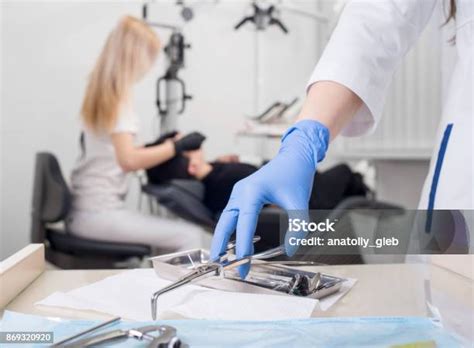 조 수의의 근접 보기 파란색 장갑과 손 치과 장비 작업 배경을 흐리게에 여성 치과 의사 치과 사무실에서 환자를 치료입니다 치과 가발에 대한 스톡 사진 및 기타 이미지