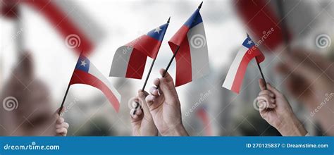 Un Grupo De Personas Con Banderas Del Chile En Sus Manos Imagen De