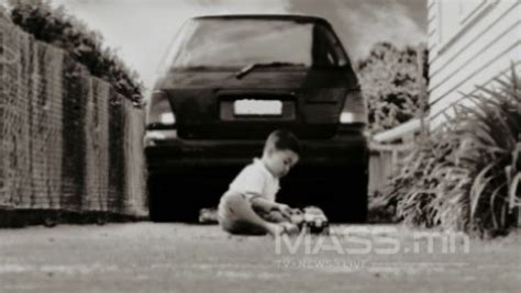 Сэрэмжлүүлэг Нэг настай хүүхдийг авто машинаар мөргөж амь насыг нь хохироожээ