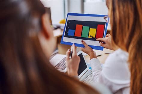 회의실에 앉아 회사의 월별 성공을 분석하는 두 명의 헌신적인 여성 동료의 뒷모습 Rise Conference에 대한 스톡 사진 및 기타 이미지 Rise