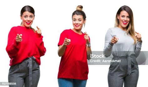 행복 하 고 재미 있는 얼굴로 카메라에 손가락을 가리키는 고립 된 배경 위에 젊은 아름 다운 여자의 콜라주 좋은 에너지와 느낌 가리키기에 대한 스톡 사진 및 기타 이미지