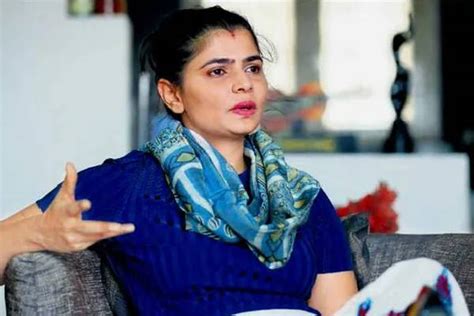 ரோபோ சங்கர் இறுதி ஊர்வலத்தில் மனைவி நடனம் வெளுத்து வாங்கிய பாடகி சின்மயி மனிதன்