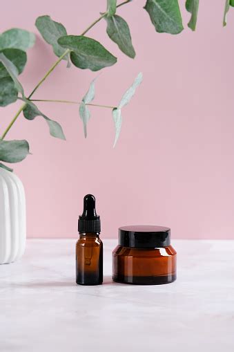 분홍색 배경에 호박색 유리 드롭퍼 병과 크림 항아리 세트 화장품 제품 브랜딩 모형 메이크업 화장품에 대한 스톡 사진 및 기타 이미지 메이크업 화장품 항아리 호박