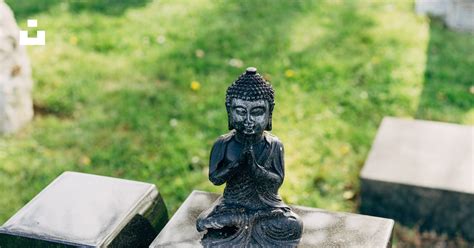 회색 콘크리트 벤치에 검은 콘크리트 동상 사진 Unsplash의 무료 숭배하다 이미지