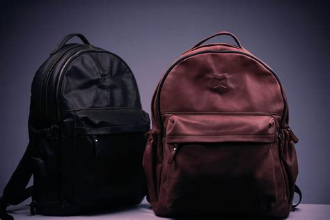 흰색 직물에 검은 색과 갈색 배낭 사진 Unsplash의 무료 가방 이미지