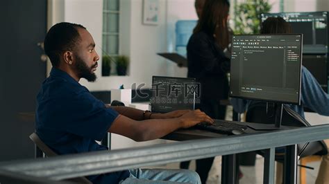 使用 html 代码和脚本开发应用程序界面的非裔美国人编码器高清摄影大图 千库网 使用 html 代码和脚本开发应用程序界面的非裔美国人编码器高清摄影大图 千库网