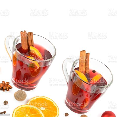 뜨거운 빨간색 Mulled 와인 크리스마스 향신료 오렌지 슬라이스 아니 스와 계 피 스틱 흰색 배경에 고립 0명에 대한 스톡