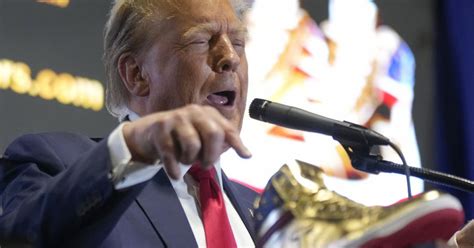 4700억원 벌금 맞은 트럼프 54만원 짜리 운동화 출시