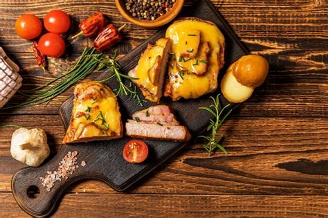 베이컨과 치즈를 곁들인 겨자 소스에 절인 돼지고기 다진 것 치즈와 함께 구운 고기 테이블에 고기의 부분 건강한 생활방식에 대한 스톡 사진 및 기타 이미지 Istock