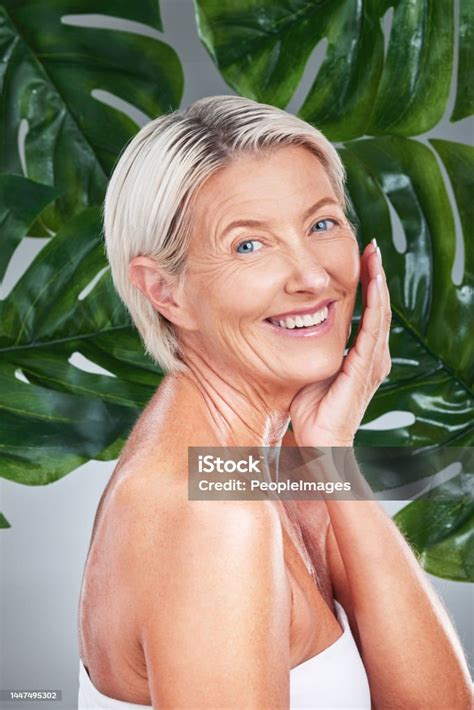 스킨케어 스파 스튜디오에 나뭇잎을 가진 노인 여성 아름다움 럭셔리 웰빙을 위한 모델 피부과 화장품 및 건강한 피부 주름 및 천연 노화 방지 제품을 가진 늙은 여성의 초상화