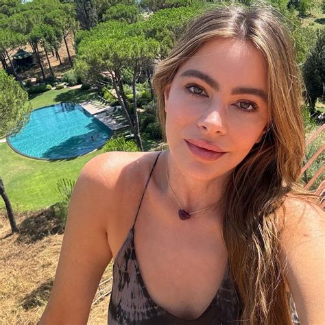 Sofia Vergaras New La Mansion Gets Festive Makeover See Towering