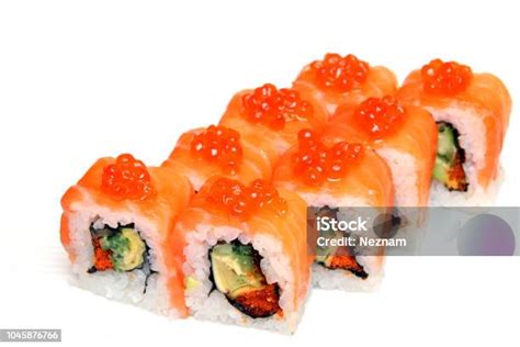캐 비어의 연어 롤 비행 물고기의 캐 비어와 함께 초밥입니다 아름 다운 요리 일본 요리입니다 건강한 생활방식에 대한 스톡 사진 및 기타 이미지 Istock