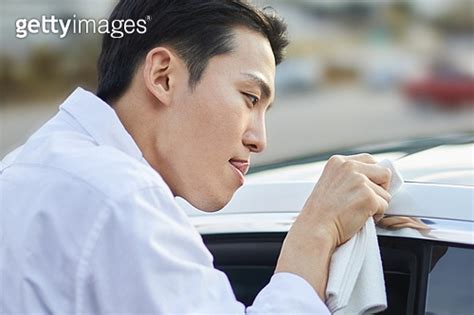 자동차 승용차 운송수단 인조물건 세차 닦기 클리닝 깨끗함 좋은상태 이미지 Jv12162821 게티이미지뱅크