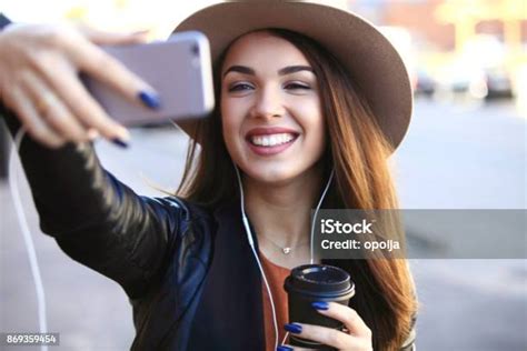 젊은 아름 다운 백인 여자 여행자 허영 소셜 네트워크 개념 Selfie 야외복용 갈색 머리에 대한 스톡 사진 및 기타 이미지 갈색 머리 거리 고객 Istock