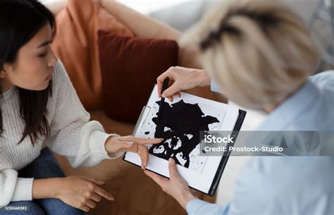 사무실에 앉아 잉크 블롯 사진을 보여주는 여성 환자를 테스트 하는 심리 치료사 2명에 대한 스톡 사진 및 기타 이미지 2명 Rorschach Test 가족 Istock