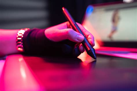 일러스트 레이 터 그래픽 디자이너 지주 디지털 펜 작업 드로잉 노트북 외부 키보드와 태블릿의 여성 손 고객 참여에 대한 스톡