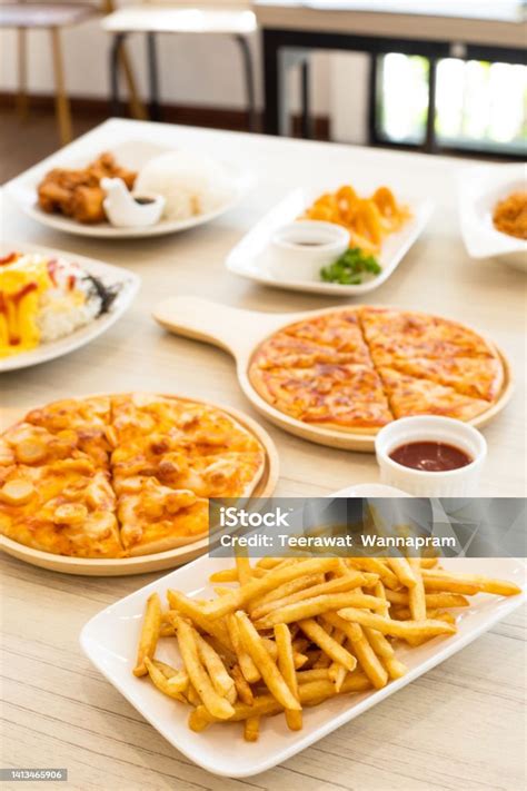 뷔페 테이블 테이크 아웃 또는 배달 음식 장면 피자 프라이드 치킨을 곁들인 쌀 감자 튀김 나무 테블 배경의 위보기 0명에 대한 스톡 사진 및 기타 이미지 Istock