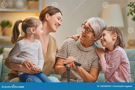 Flickor Deras Mor Och Farmor Fotografering För Bildbyråer Bild Av