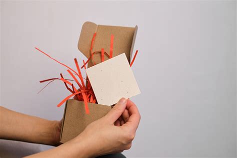 여자는 그녀의 손에 엽서와 깜짝 상자를 가지고있다 아름다운 축하 포장 휴가 선물을 열 시간 종이 선물 상자 초대와 축하 엽서의 빈 공간 계절에 대한 스톡 사진 및 기타