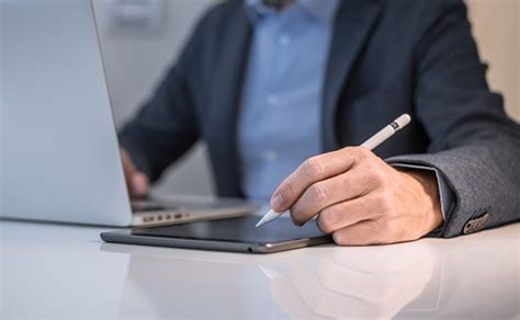 책상에 앉아 노트북과 태블릿으로 일하는 사업가 남자는 전자 스타일러스 펜으로 씁니다 남자에 대한 스톡 사진 및 기타 이미지 남자 남자들만 노트북 Istock