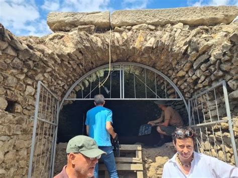 Голяма статуя на божество откриха в Хераклея Синтика