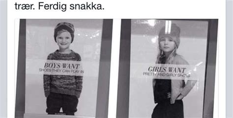 Gutter Vil Ha Sko Til å Leke I Jenter Vil Ha Pene Jentete Sko