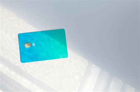 부드러운 조명과 그림자가있는 테이블 위에 칩이 보이는 플라스틱 신용 카드 흰색 표면에 파란색 카드 개념 금융 구매 지불 대출 지출 투자 및 부채 0명에 대한 스톡 사진 및