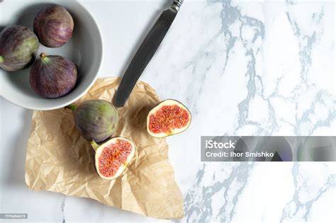 대리석 배경에 공예 용지에 잘라 무화과와 세련된 모형 과일 플랫 누워 먹을 준비 여름 달콤한 과일입니다 그릇에 무화과 공간을 복사합니다 음식 맨 위 보기 0명에 대한 스톡