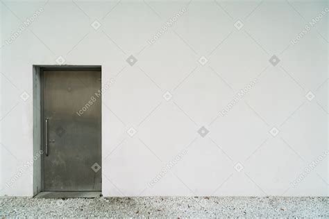 강철 문이 있는 흰 벽 사진