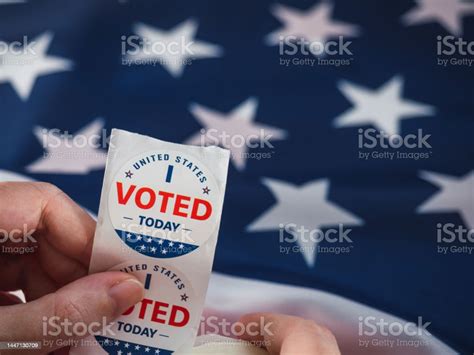 백인 여성의 손은 배경에 미국 국기와 함께 미국 선거를 위한 스티커를 들고 있다 투표에 대한 스톡 사진 및 기타 이미지 투표 손 스티커 Istock